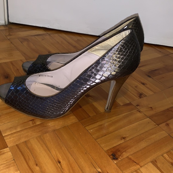 le chateau | Shoes | Le Chateau Silver Shimmering Heels Size 4 0cms ...